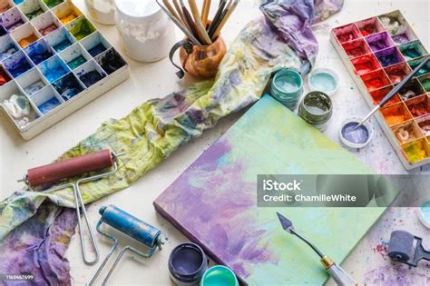 스튜디오의 예술 장비 캔버스 팔레트 나이프 페인트 브러시 페인트 및 팔레트 맨 위 보기 회화에 대한 스톡 사진 및 기타 이미지 Istock