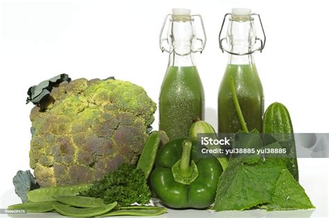 스무디입니다 유리 병에 모듬된 채소의 녹색 채식 스무디 피망 오이 브로콜리 녹색 완두콩 알 줄기 양배추 흰색 배경에서 건강 한 음료수 건강한 생활방식에 대한 스톡 사진 및