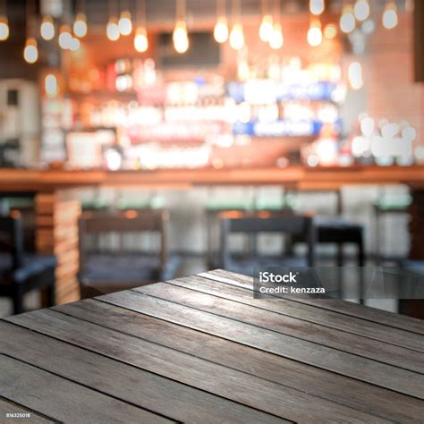 흐린 카페 배경에서 디스플레이 제품에 대 한 공간을 가진 빈 나무 가기 테이블 0명에 대한 스톡 사진 및 기타 이미지 0명 공란 기업 재무와 산업 Istock