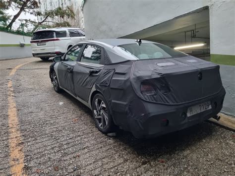 상반기 데뷔 확정된 아반떼 페이스리프트 추가 사진입니다 스파이샷