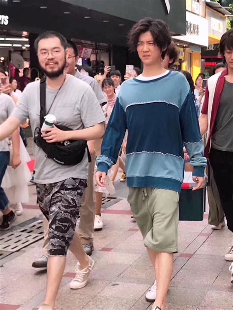 鹿晗吴磊街头拍新剧 一个邋里邋遢一个帅气清爽 搜狐大视野 搜狐新闻