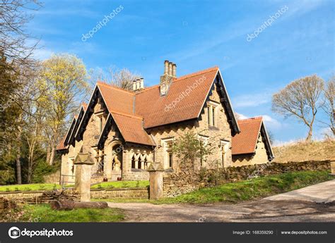 빨간 지붕 가진 오래 된 영국 집 — 스톡 사진 © Ewelinas85 168359290