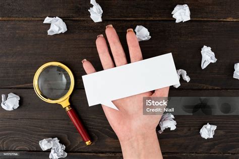 생각 버블 시트와 돋보기로 테이블 위에 구겨진 종이로 둘러싸인 사업가의 손 비즈니스 브랜딩을위한 복사 공간이있는 시트를 들고있는 여성 개념에 대한 스톡 사진 및 기타 이미지