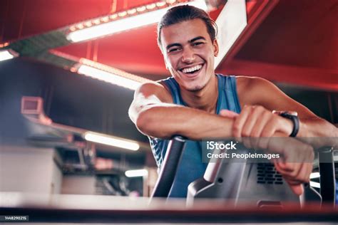 피트니스 체육관 및 건강과 웰빙을 위한 운동 운동 및 훈련 후 미소를 가진 행복한 남자의 초상화 에너지 행복 및 건강한 라이프 스타일에 대한 헌신을 가진 운동 선수 또는