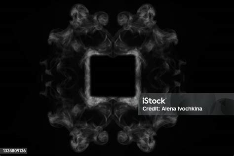 검은 색 배경에 고립 된 다양한 흰색 연기와 증기로 만든 특이한 사각형 프레임 복사 공간 0명에 대한 스톡 사진 및 기타 이미지 Istock