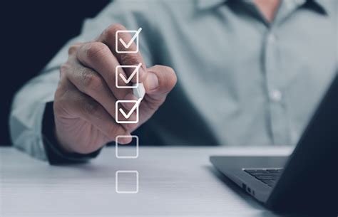 체크리스트 개념 디지털 체크리스트를 수행하는 손 기업 환경에서 작업 효율성과 조직을 상징합니다 온라인 설문 조사 양식 작성 기업 비즈니스 기술이 포함됩니다 고객 참여에 대한