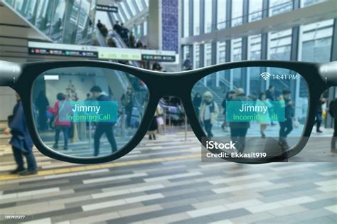 증강 혼합 가상 현실 개념 스마트 안경은 디스플레이 센서 및 가속도계의 조합을 통해 작동 스마트 소프트웨어와 결합 인터넷 연결은 그들에게 현실을 유용하게 스마트 안경에 대한