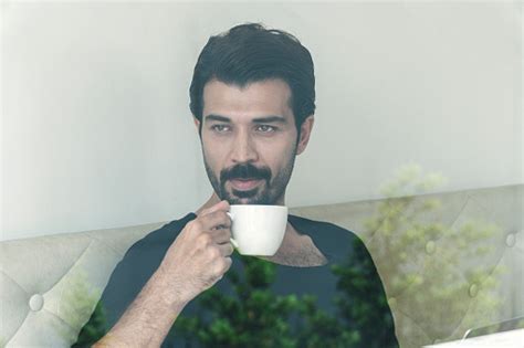 잘 생긴 젊은 남자는 아침에 편안한 멀리 찾고있는 동안 침대에 앉아 커피 또는 차의 흰색 컵을 들고 라이프 스타일 개념 30 34세에 대한 스톡 사진 및 기타 이미지