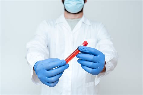 혈액 샘플을 제시 하는 화학자 과학자 분석 연구 표본 실험실 실험 아이디어 강의 수업을 주는 과학적 문제를 설명 35 39세에 대한 스톡 사진 및 기타 이미지 Istock