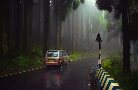 বৃষ্টি মাথায় দার্জিলিংয়ে তিলধারণের ঠাঁই নেই