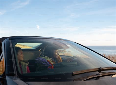 차에 탄 남자와 여자 사진 Unsplash의 바람막이 유리 이미지