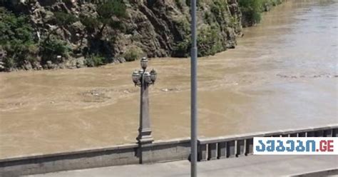 თბილისში მტკვარს დიდი ოდენობით ნაგავი მოაქვს ფოტო Ambebi Ge