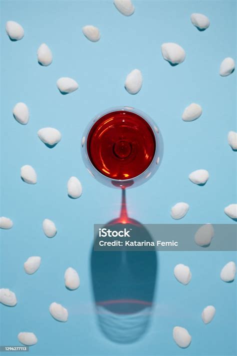 파스텔 블루 배경에 바다 껍질과 칵테일 유리로 만든 창조적 인 여름 개념 밝은 플랫레이 배열 개념에 대한 스톡 사진 및 기타