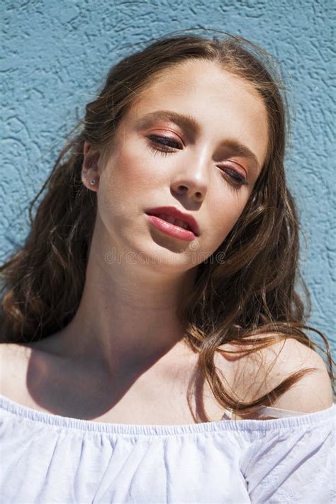 Portr T Nah Oben Von Der Jungen Sch Nen Brunettefrau Stockbild Bild Von Gesicht Schauen