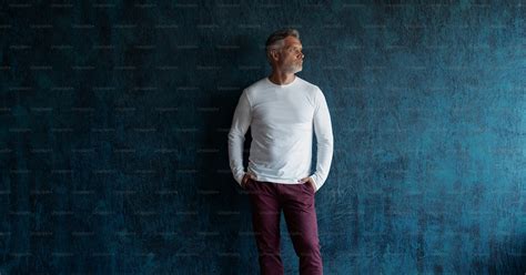 캐주얼 회색 머리 성숙한 잘 생긴 남자 초상화 어두운 파란색 벽 배경 위에 사진 Unsplash의 서 이미지