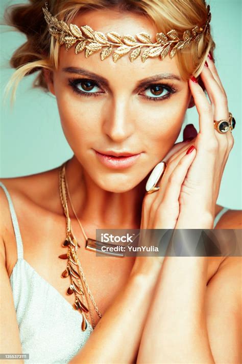 젊은 금발여자 처럼 입고 고대 그리스 신들 골드 보석 닫기 고립 된 아름 다운 소녀 손 손질 빨간 손톱 경외감에 대한 스톡 사진