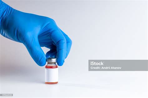 회색 배경 위에 빨간 액체와 빈 라벨과 의학 유리병을 들고 의료 사람 복사 공간을 복사합니다 백신 개념 30 34세에 대한 스톡 사진 및 기타 이미지 Istock