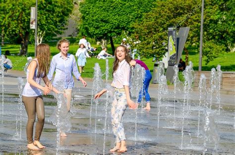 Two Girls In Fountain — Stock Editorial Photo © Vlad Nikon 113849362