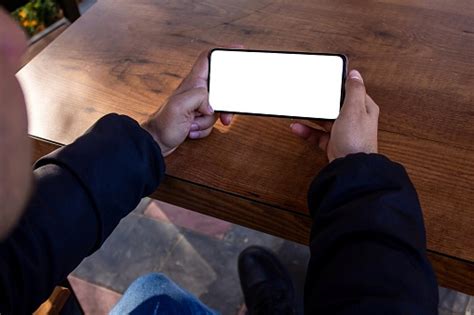 남자는 카페에 앉아있는 동안 빈 흰색 화면으로 휴대 전화를 들고 손을 가득 찬에 대한 스톡 사진 및 기타 이미지 가득 찬 전화 책상 Istock