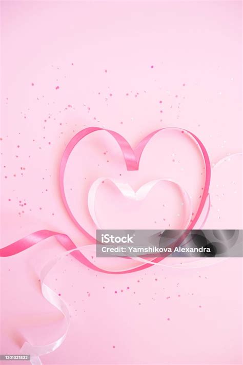 리본 하트 발렌타인 데이에 부드러운 파스텔 배경입니다 라이트 핑크 가미 플랫 레이 0명에 대한 스톡 사진 및 기타 이미지 0명 2월 로맨스 Istock