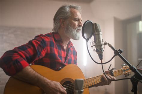 녹음 스튜디오에서 클래식 기타를 연주하는 수석 백인 기타리스트 55 59세에 대한 스톡 사진 및 기타 이미지 55 59세 가수 공연 Istock