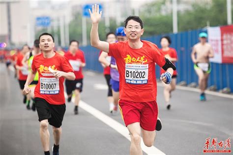以青春的名义献礼五四 三千跑者奔跑在株洲湘江之滨 玩乐头条 玩乐频道 华声在线