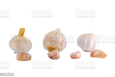마늘 머리의 3 개의 전체 전구와 4 개의 분리 된 정향이 연속으로 배열되었습니다 0명에 대한 스톡 사진 및 기타 이미지 0명 건강관리와 의술 건강한 생활방식