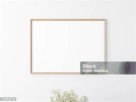 얇은 나무 테두리가 흰 벽에 매달려 있는 단일 빈 수평 지향 직사각형 액자 바닥에서 꽃 3d 그림입니다 0명에 대한 스톡 사진 및 기타 이미지 Istock
