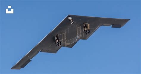 푸른 하늘을 나는 대형 비행기 사진 Unsplash의 무료 폭격기 이미지