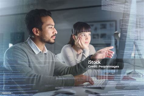 비즈니스 사람들 파트너십 및 정보 기술을 통한 코딩 컴퓨터 및 협업 코드 오버레이 소프트웨어 개발 솔루션과 사고가 있는 팀 회의