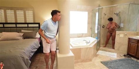 Johnny Love Plays Shower Peek A Boob With Hot Milf Kailani Kai Tnaflix Com