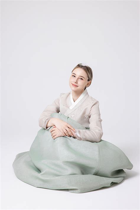 한국 전통 한복을 입고 절을 올리는 외국인 여성의 모습 유토이미지 상세페이지 베이직샵 사진 22804516