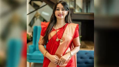 एकच ध्यास गावाचा विकास सोशल मीडियावर चर्चेत असलेली ही सरपंच आहे तरी