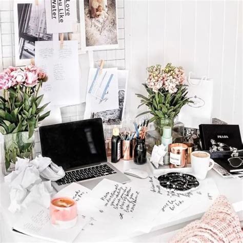 เรียบหรูดูดี กับ 25 ไอเดีย แต่งโต๊ะทำงาน แบบมินิมอล คุมโทนสีขาว ดำ