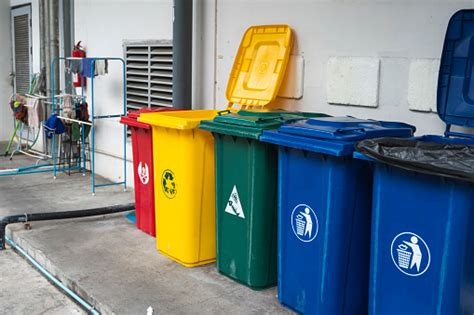 재활용 자재 수거용 쓰레기통 쓰레기 수거통은 쓰레기 분리를 위한 쓰레기통입니다 폐기물 을 분리하여 음식물 쓰레기 플라스틱 종이