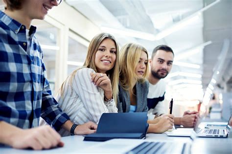 아름 다운 여성 국제 학생 협력 연구 승무원 회계 보고서를 준비 하 고 노트북 컴퓨터와 Wifi를 사용 하 여 건축 건설 프로젝트에 대 한 그녀의 급우의 초상화 It