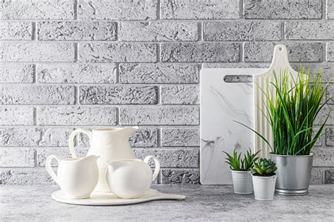 실내 식물이 있는 회색 벽돌 벽 앞 대리석 조리대에 있는 친환경 흰색 조리기구와 도마 가정 생활에 대한 스톡 사진 및 기타 이미지 가정 생활 가정 주방 가정의 방