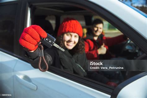 커플 앉아 에 자동차 여자 들고 자동차 키 에 손 겨울에 대한 스톡 사진 및 기타 이미지 겨울 차 차량 대여 Istock