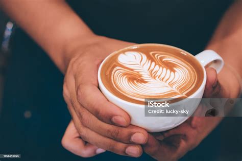 바리스타 커피 라떼 아트와 함께 붓는 스트림 우유를 만드는 바리스타 0명에 대한 스톡 사진 및 기타 이미지 0명 고객 기록보관용 Istock