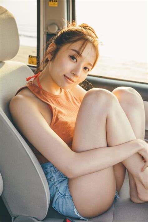 乃木坂46「美脚女王」新内眞衣の卒業記念写真集から未公開カット｜newsポストセブン