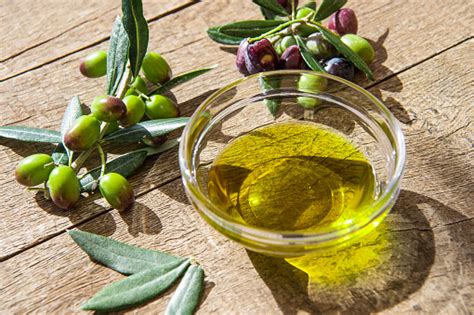 햇빛에 나무 배경에 유리 투명 그릇에 올리브 엑스트라 버진 오일 건강한 지중해 음식 0명에 대한 스톡 사진 및 기타 이미지 0명 건강한 식생활 그린 올리브 Istock