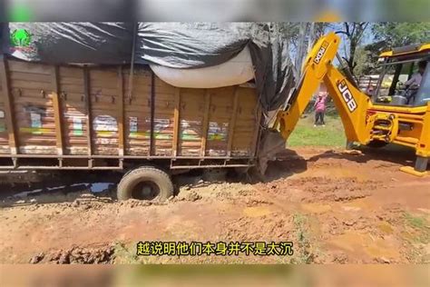 小伙旅行路上遇陷入泥坑的车，本来打算施以援手，结果自己踩坑了 泥坑 援手 结果
