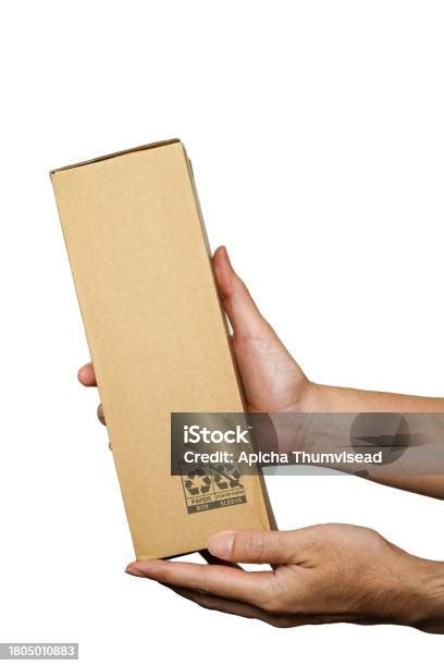 흰색 바탕에 재활용 표시가 있는 갈색 판지 상자를 들고 있는 손 재활용 상자 선택에 대한 아이디어 흰색 배경에 배달용 골판지 상자 배달에 대한 스톡 사진 및 기타 이미지