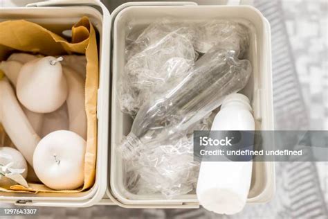 쓰레기를 분리하여 재활용합니다 세계 환경 관리를 구하기 위해 쓰레기통에 떨어지기 전에 폐기물 분리 쓰레기 오염쓰레기 재활용 관리 개념선택적 초점 플라스틱에 대한 스톡 사진