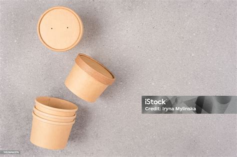 수프 또는 아이스크림을 위한 갈색 일회용 크래프트 종이 식품 용기 복사 공간이 있는 회색 콘크리트 테이블 배경 위에 종이 캡이 있는 컵 모형 이미지 지속 가능한 식품 포장