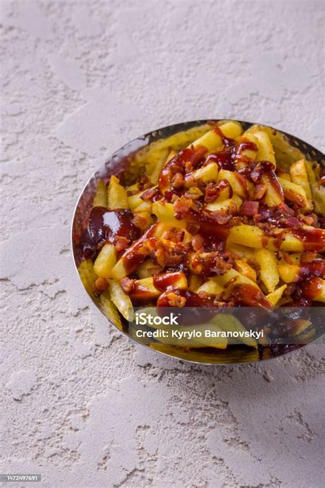 거친 콘크리트 접시에 케첩과 튀긴 베이컨 조각을 곁들인 감자 튀김 0명에 대한 스톡 사진 및 기타 이미지 0명 감자 요리