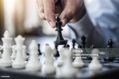 재생 체스 게임 개발 분석 새로운 전략 계획 지도자 및 팀워크 개념을 승리와 성공에 대 한 자신감 사업 동료의 손에 개념에 대한 스톡 사진 및 기타 이미지 Istock