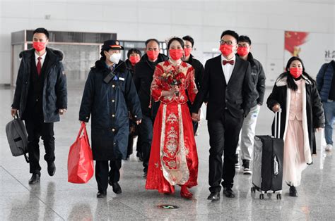 今天阜阳一姑娘坐高铁去结婚网友最豪华的婚车 祝福 新人 新郎