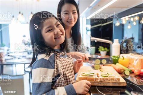 딸과 어머니는 부엌에서 아침 식사로 샌드위치와 샐러드를 준비 합니다 중국 민족에 대한 스톡 사진 및 기타 이미지 중국 민족 부엌 가족 Istock
