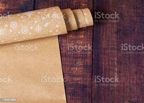 나무 배경에 눈송이의 패턴갈색 크래프트 종이의 롤 에코 종이 보조 환경 친화적 인 패키지 포장용 재료 선물 포장지 갈색에 대한 스톡 사진 및 기타 이미지 Istock